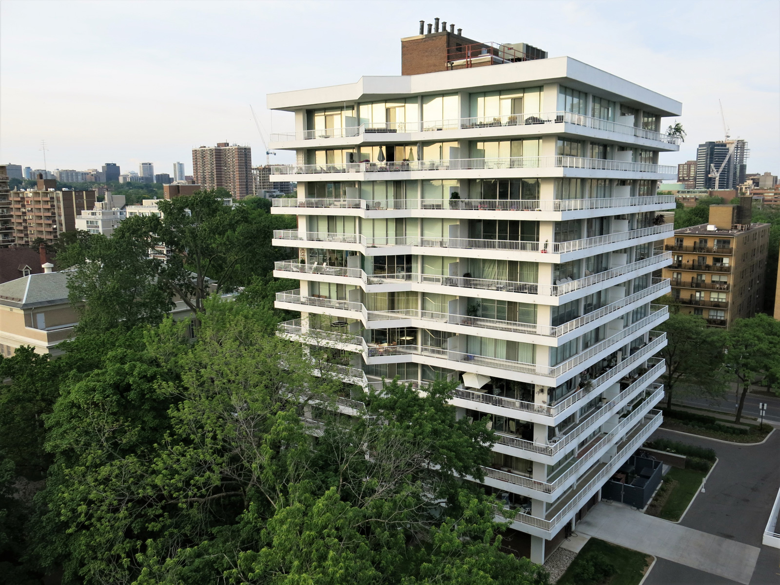 Joe Medwecki and the triumph of the wraparound balcony - Spacing ...